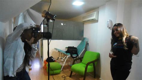 Cantora Perlla E Outros Artistas Posam Para Calendário Solidário