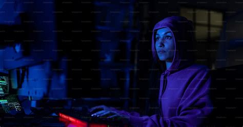 밤에 어두운 방에서 컴퓨터로 젊은 여성 해커 사이버 전쟁 개념 사진 Unsplash의 한 사람 이미지