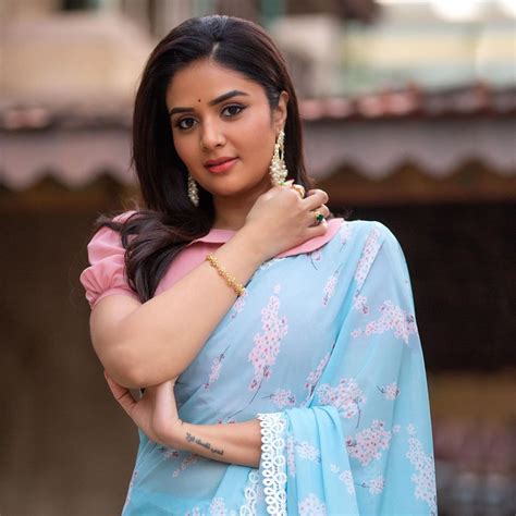 శ్రీముఖి ఈ అమ్మడు స్క్రీన్ మీద కనిపిస్తే చాలు ఎక్కడాలేని ఎనర్జీ