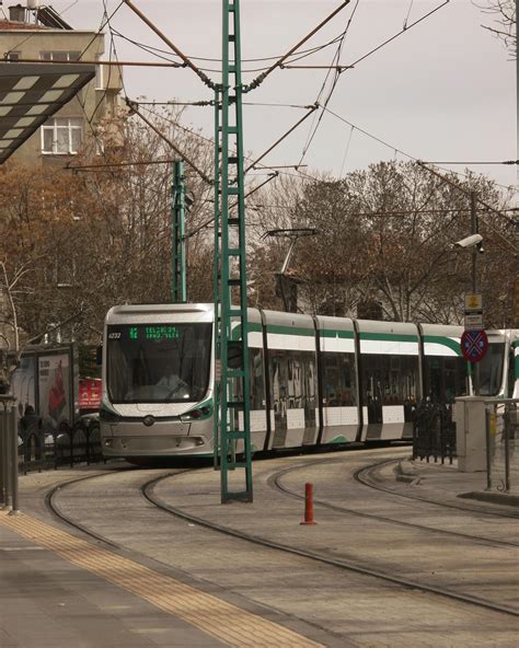 가선 전선 건축 경전철 경치 교외 기다리는 기다리는 공간 낮 녹색 선 대중 교통 대중교통 도시 풍경 도시의 도시의 삶 메트로 미국 부시 스트리트