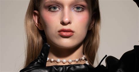 가죽 장갑 검은 옷 극적인 조명 글래머러스한 외모 금발 꾸뛰르 대조 럭셔리 매우 복잡한 메이크업 모델 목걸이