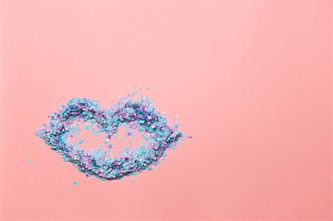 입술 모양 만든 파란색 보라색 핑크색 색종이 분홍색 종이 질감된 배경 텍스트 및 디자인을 위한 공간 팝 아트 스타일입니다 0명에 대한 스톡 사진 및 기타 이미지 Istock