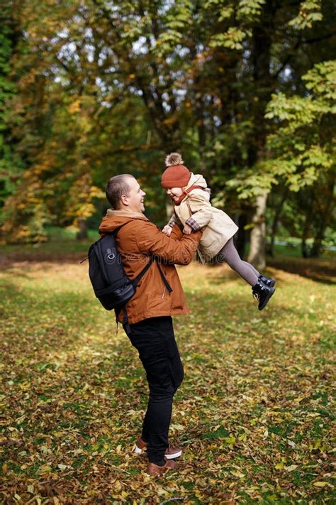 Conceito De Amor E Cuidado Familiar Pai E Filha Bonitinha Se Divertindo No Parque De Outono Foto