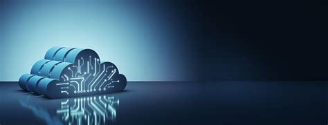 클라우드 기술 데이터 교환 및 저장 개념은 로고를 위한 빈 공간이 있는 진한 파란색 추상적인 기술 배경에 회로가 있는 디지털