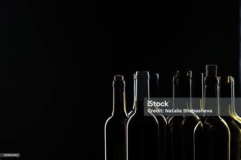 템플릿 개념 많은 와인 병 귀하의 디자인 및 광고 회사 승진 복사 공간 검은 배경에 제품의 와인 병 이랑 0명에 대한 스톡 사진 및 기타 이미지 Istock