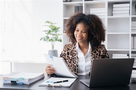 Premium Photo Businesswoman Analyzing Business Enterprise Data Management Business Analytics