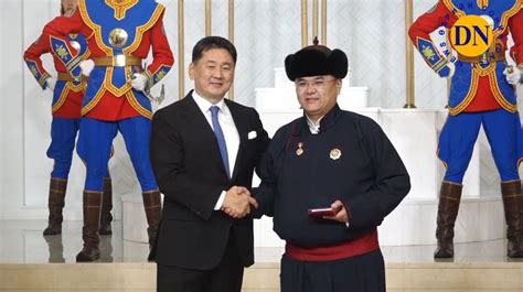 Хөгжмийн зохиолч Б Пүрэвсүрэн Гавьяат зүтгэлтэн цолоор энгэрээ мялаалаа Dnn Mn