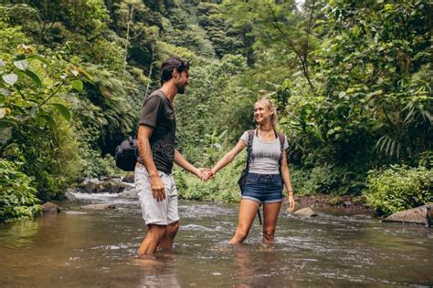 Paare In Der Liebe Die Nahe Einem Wasserfall Im Wald Küsst Stockbild