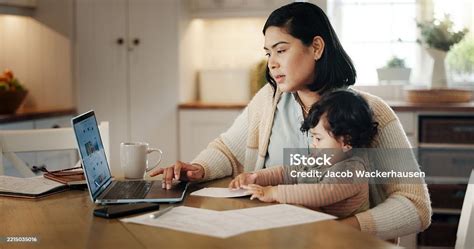 집 노트북 원격 근무 및 부엌 가족 또는 온라인에서 서류를 작성하는 부기장이 있는 유아 및 엄마 멀티태스킹 집에서 엄마와 아기 돌보기 회계사 및 프로젝트를 위한 기술을 가진