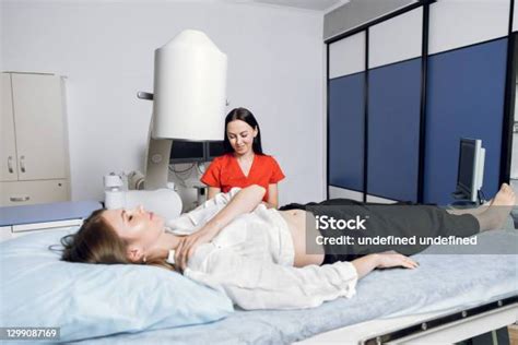 현대 중심의 신장과 요관 돌을위한 리소트립시 젊은 여자 의사 초음파 검사를 사용하여 여성 환자를위한 석판 전 돌 위치를 결정합니다 X 레이에 대한 스톡 사진 및 기타 이미지