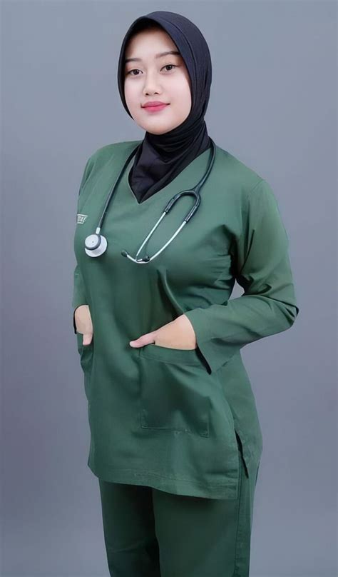 Pin oleh 𝑨𝒚𝒐𝒎𝒂 ️ di تخرج | Fotografi senior, Gadis cantik asia, Pose pemotretan