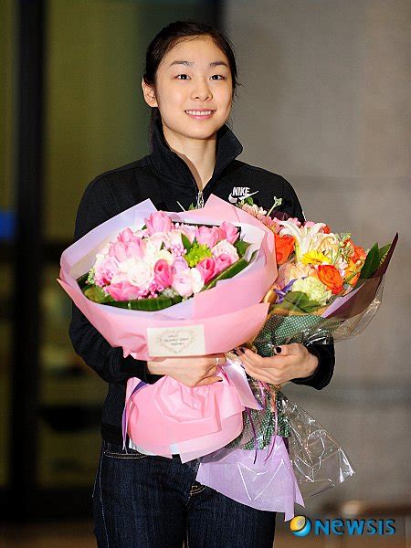 드림팩토리 그림공부봇 On Twitter 꽃다발을 품에 안고있는 모습 2 …