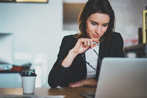 현대 사무실에서 랩톱 컴퓨터를 사용 하 여 아름 다운 실업 미소 흐리게 배경입니다 수평 검색에 대한 스톡 사진 및 기타 이미지 Istock