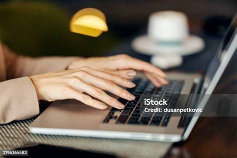 커피숍에서 노트북 키보드로 타이핑하는 젊은 여자의 손을 클로즈업 가상현실에 대한 스톡 사진 및 기타 이미지 가상현실 노트북 노트북 사용하기 Istock