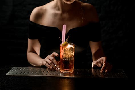 기성용의 신선한 밝은 차가운 알코올 칵테일이 있는 구식 유리가 바에 서 있습니다 손에 대한 스톡 사진 및 기타 이미지 손 칵테일 한 명의 여자만 Istock