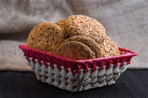 블랙 테이블에 붉은 체크 무늬 바구니 근처 해바라기 씨로 만든 귀리 쿠키 갈색에 대한 스톡 사진 및 기타 이미지 갈색 건강한 생활방식 건강한 식생활 Istock