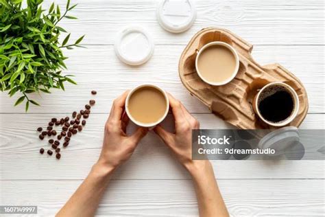 컵 홀더가 있는 종이컵에 들어갈 수 있는 다양한 종류의 커피 0명에 대한 스톡 사진 및 기타 이미지 0명 갈색 공란 Istock