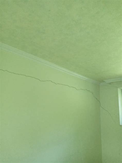 벽에 금이 간 건물상가 균열보수