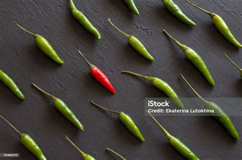 블랙 테이블에 검은 어두운 배경에 녹색 뜨거운 칠리 고추 칠리 고추의 많은 텍스트의 공간을 복사 합니다 평면 누워 평면도 특별