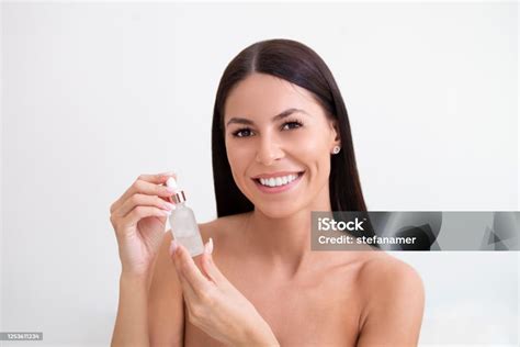 피펫으로 얼굴에 혈청을 적용하는 뷰티 걸 완벽한 깨끗한 건강한 피부를 가진 행복한 아름다운 소녀 예쁜 여자는 신선한 피부를