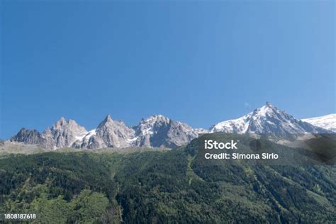 샤모니의 에귀유 의 전망 여름에는 몽블랑 대산 괴의 바위 능선 그룹 샤모니 오트 사부아 오베르뉴 론 알프 프랑스 0명에 대한