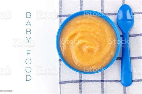 이유식 신선한 수제 사과소스 테이블에 직물과 아이 장난감에 과일 퓌레와 파란색 그릇 적절한 영양과 건강한 식습관의 개념 유기농 및 채식 식품 텍스트 공간 복사 0명에 대한