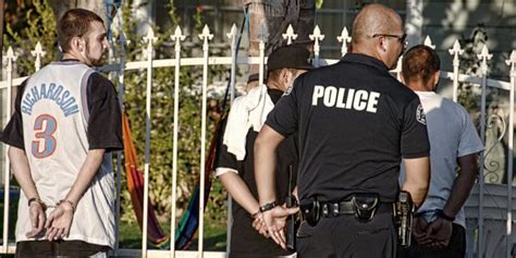 binding neighborhoods through co offending networks contexts