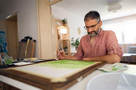 집중된 남성 예술가 캔버스에 그림 그의 홈 아트 스튜디오에서 35 39세에 대한 스톡 사진 및 기타 이미지 35 39세 Diy 가정 생활 Istock
