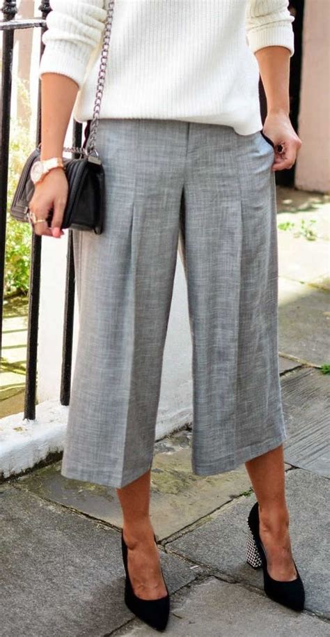 18 Outfit Ideas With Capri Pants For Women 2023