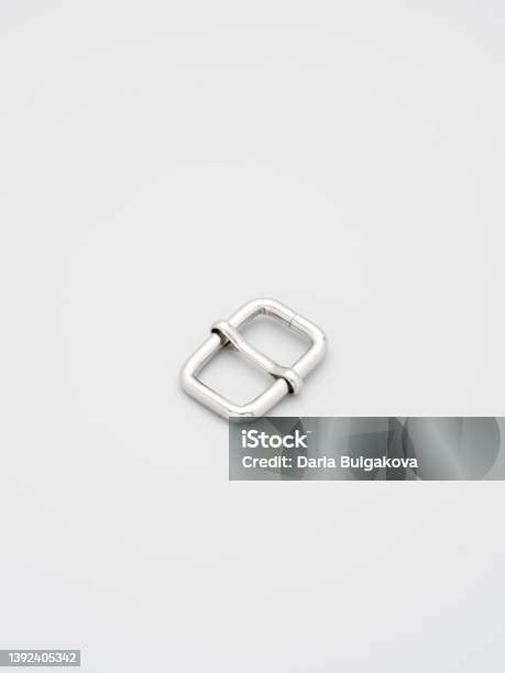회색 배경에 가방과 배낭을 만들기위한 금속 조절기와 프레임 핸드백 스트랩을위한 크롬 도금 금속 프레임 바느질 액세서리 가방 만들기 0명에 대한 스톡 사진 및 기타 이미지