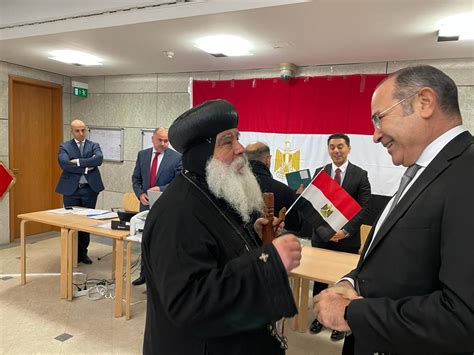 نيافة الأنبا دميان يدلى بصوته فى انتخابات الرئاسة جريدة الأهرام الجديد الكندية