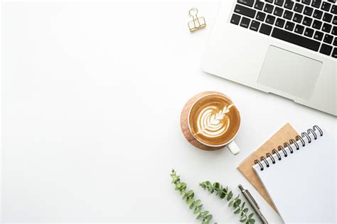 빈 노트북 펜 노트북 컴퓨터 라떼 커피 한 잔 및 용품이있는 흰색 사무실 책상 테이블 복사 공간이있는 상단보기 평평한 평신도 계획에 대한 스톡 사진 및 기타 이미지 Istock