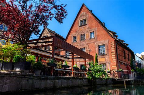 프랑스 알자스 콜마르의 리틀 베니스 지역의 라우치 강과 함께 전통적인 다채로운 반 목조 주택 0명에 대한 스톡 사진 및 기타 이미지 Istock