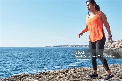 라틴 여성 중년 스포츠웨어 착용 훈련 신체 운동 판자 앉기 등산가의 발걸음 칼로리 연소 적합 유지 바다 헤드폰 착용 스마트 워치 근육질 체격에 대한 스톡 사진 및 기타