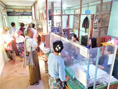 နတ်မောက်မြို့နယ် မြန်မာ့စီးပွာရေးဘဏ်တွင် နိုင်ငံ့ဝန်ထမ်းအငြိမ်းစား ပင်စင်စားများအား ပင်စင်လစာင