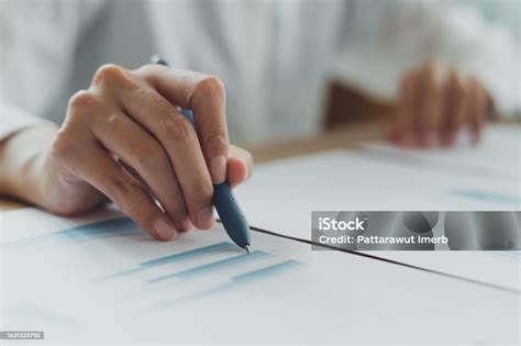 회사 사무실에서 컴퓨터 노트북으로 문서 보고서 쇼 차트와 그래프를 작성하는 전문 사업가 펜으로 가리키는 데이터 이익 서류 기획