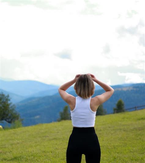 관광객 농촌의 뒷모습 디지털 카메라 레크리에이션 배낭 서 있는 수직 쐈어 숲 여름 여성 잡고 있는 젊은 하이킹 호수 휴가 휴식에 관한 무료 스톡 사진