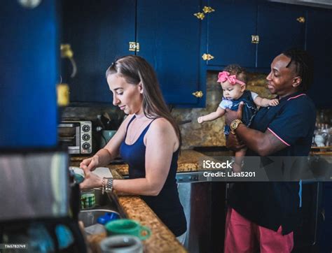 혼혈 가족과 한 명의 아기 자녀가 있는 가정에서의 가정 생활 가사 집안일에 대한 스톡 사진 및 기타 이미지 가사 집안일 가정 생활 가정 주방 Istock