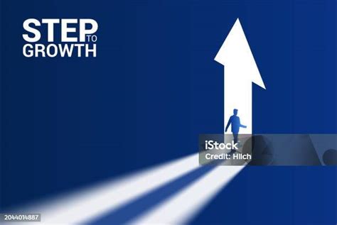 성장을 위한 단계 비즈니스 개념 그림 사업가의 실루엣이 열린 문에서 위쪽 화살표를 통과합니다 성공 경로 목표 방법 거짓말쟁이