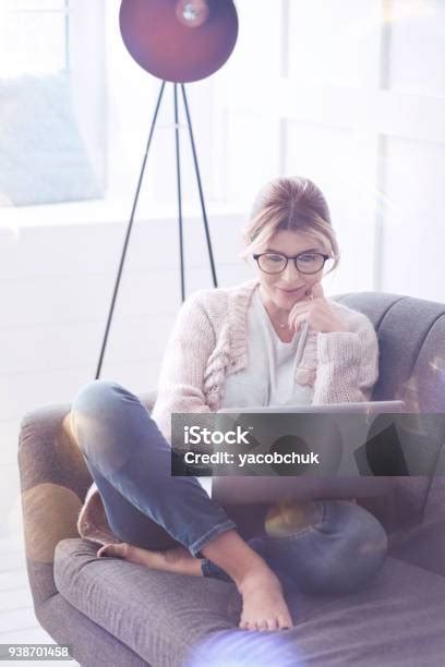 그녀의 자유 시간을 즐기는 매우 기쁘게 여자 가정의 방에 대한 스톡 사진 및 기타 이미지 가정의 방 긍정적인 감정 표현 낮 Istock