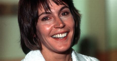 I Am Woman Singer Helen Reddy 1970s Hitmaker Dies At 78 Fox 29