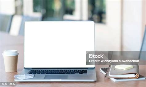 테이블에 빈 화면이있는 노트북 광고 문자 메시지에 대한 빈 복사 공간 화면이있는 랩톱 컴퓨터에서 작업 공간 배경 새 프로젝트 0명에 대한 스톡 사진 및 기타 이미지 Istock