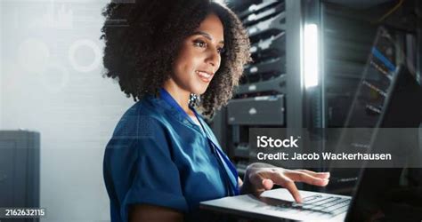 랩톱 데이터 센터 및 기술자 프로그래밍 소프트웨어 업데이트 또는 시스템 분석 오버레이 기술 서버실 및 정보 사이버 보안 또는 클라우드 컴퓨팅용 코드를 위한 데이터베이스에