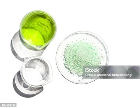 비커의 철 황산염 액체 옆에 화학 시계 유리 장소에서 철 황산염 흰색 실험실 테이블에 화학 성분을 닫습니다 맨 위 보기 화학 물리적 묘사에 대한 스톡 사진 및 기타 이미지