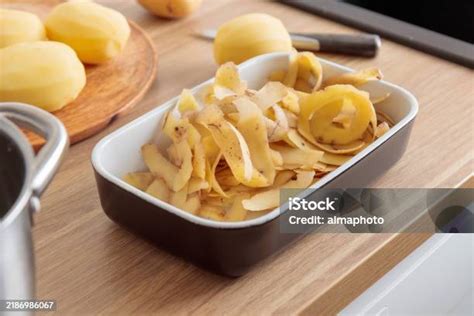 퇴비로 쓰일 감자 남은 음식을 포함한 쓰레기통에 있는 음식물 생물 폐기물 지속 가능한 라이프스타일과 제로 웨이스트 요리 컨셉 0명에 대한 스톡 사진 및 기타 이미지 Istock