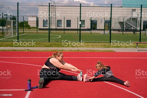 엄마와 아이는 놀이터의 빨간 고무 덮개에 앉아 함께 스트레칭을 한다 관절 피트니스 수업 딸에 대한 스톡 사진 및 기타 이미지 딸 어머니 25 29세 Istock