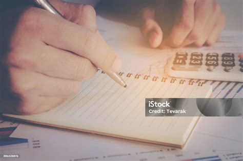 노트북에 쓰는 펜으로 사람 손 가까이 사무실 가정에서 비용에 대 한 계산 합니다 비즈니스 개념 가계에 대한 스톡 사진 및 기타 이미지 Istock