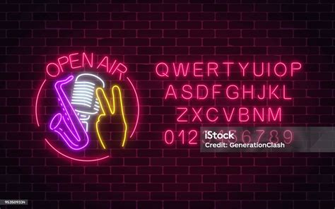 알파벳 라운드 프레임에 마이크 색소폰 및 조각 제스처와 네온 오픈에 어 간판 간판에 대한 스톡 벡터 아트 및 기타 이미지 간판 공연 나이트클럽 Istock