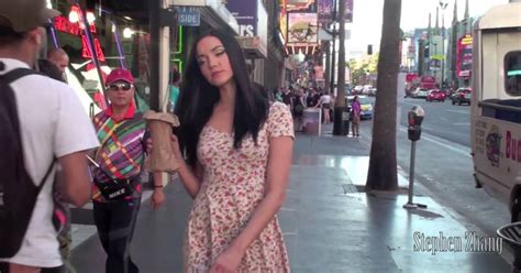 Une Jeune Femme Pr Tend Tre Ivre Dans La Rue La Cam Ra Cach E