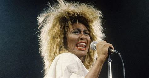 A Look Back At Tina Turner S Iconic Fashion Moments Vrogue Co
